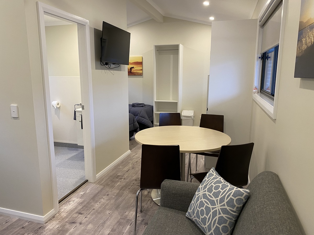 Talbingo Accommodation: Deluxe Cabin